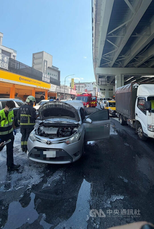 新北中和行車糾紛 汽車遭騎士丟鞭炮當街起火 | 社會 | Newtalk新聞