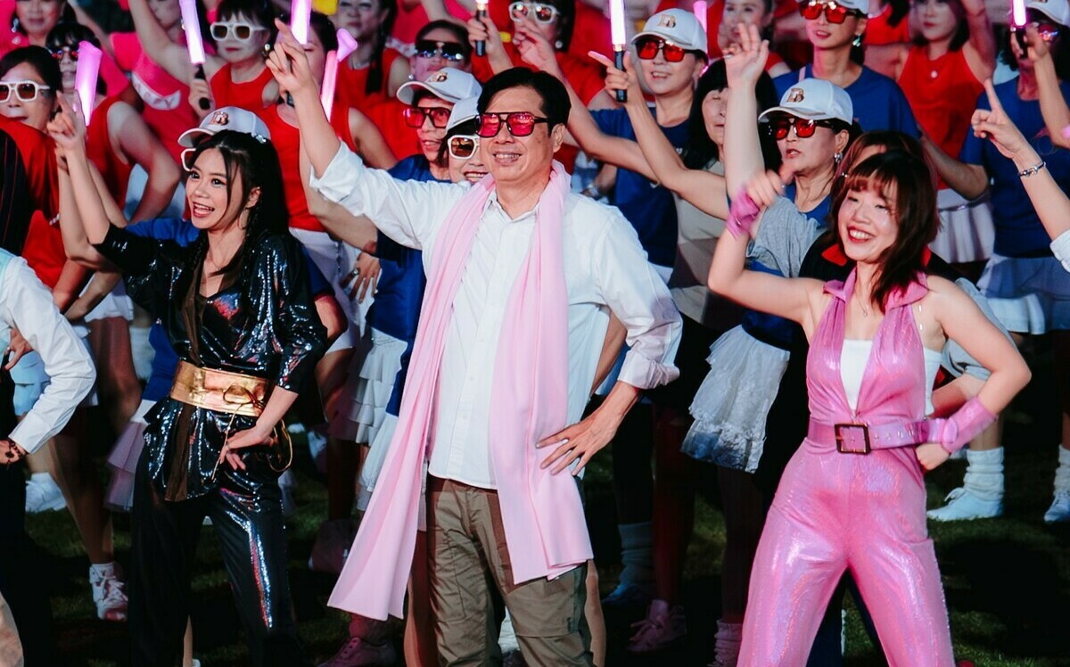 高雄眷村文化節千人DISCO登場 陳其邁披粉紅圍巾致敬劉文正 | 生活 | Newtalk新聞
