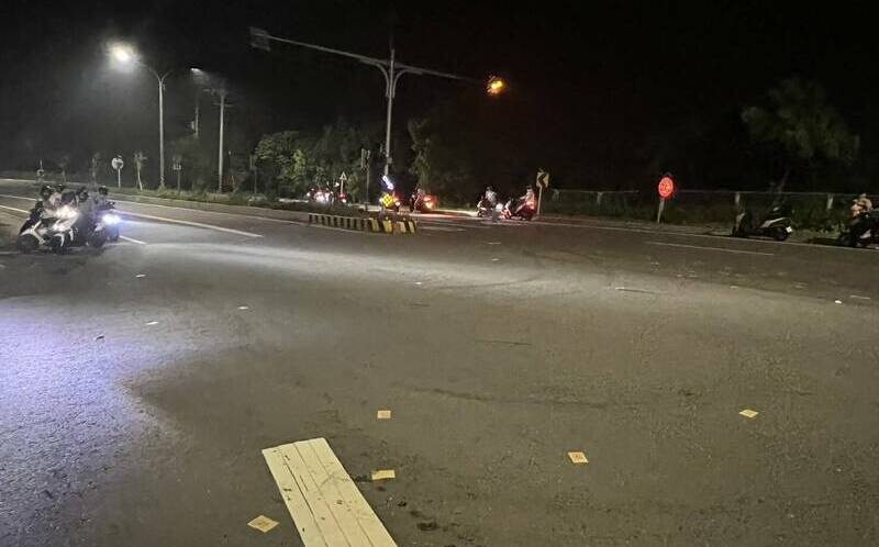 苗栗男子抱遺照深夜路口撒冥紙！動機很暖但嚇壞用路人 開罰3000元 | 社會 | Newtalk新聞