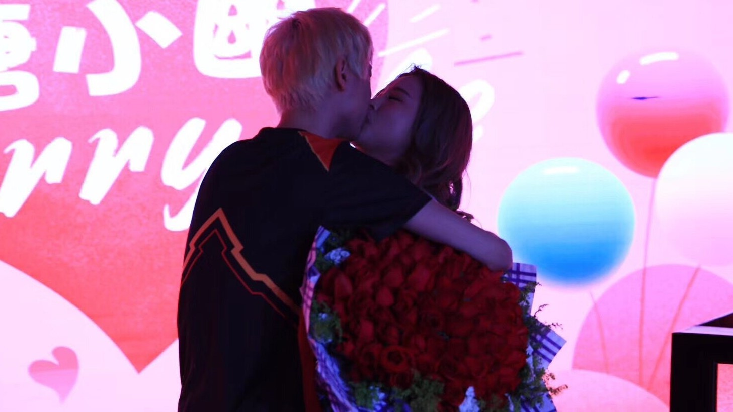 《英雄聯盟》粉絲見面會訂終身！FPX Doinb求婚成功 | 電競 | Newtalk新聞