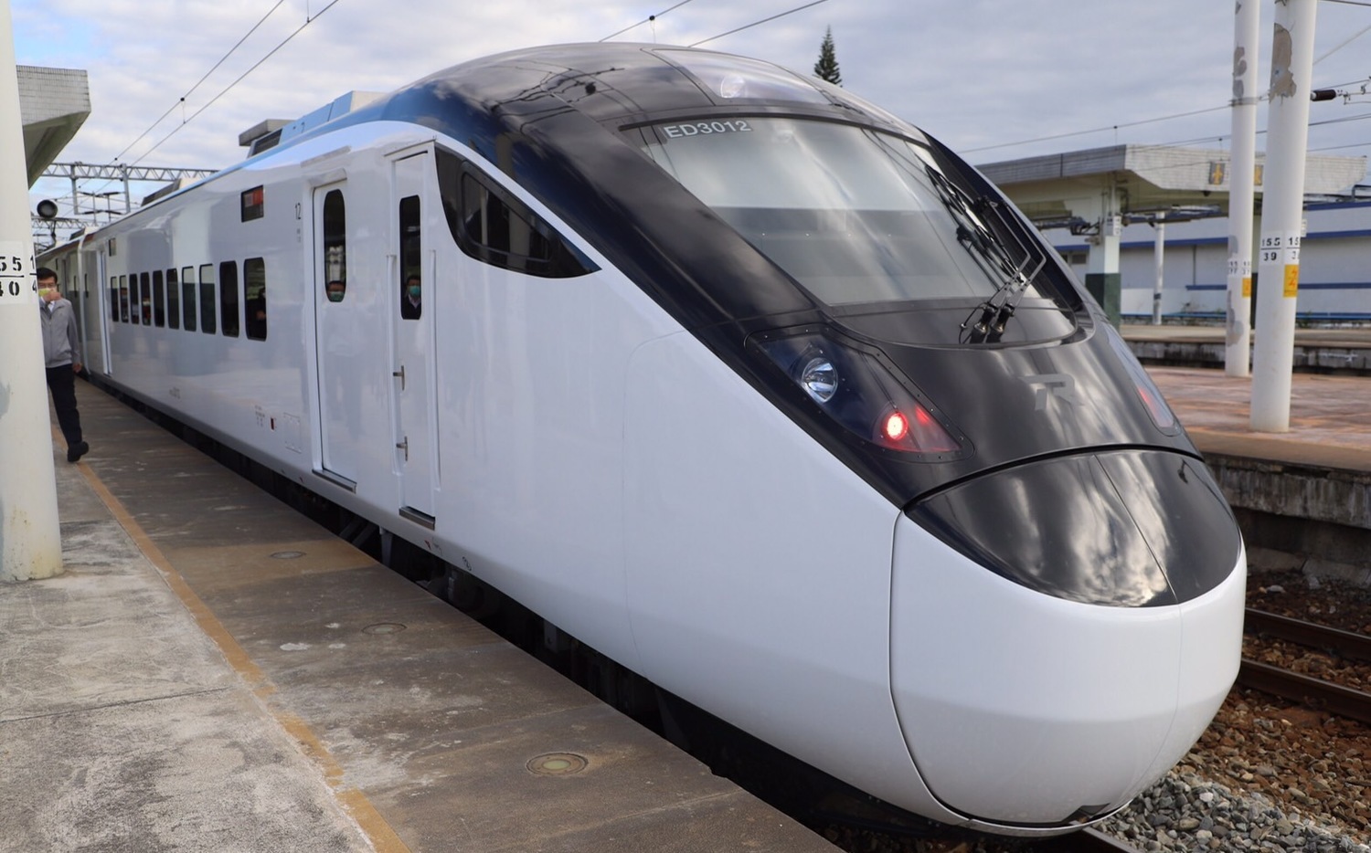 試乘台鐵EMU3000列車！王國材：明年春節將有5列投入東部疏運 | 生活 | Newtalk新聞
