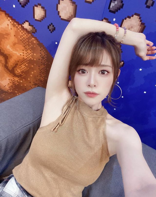 男友視角！實況主Vivi芝衣飛撲趴床 喊：躺著開台有點爽 | 網紅 | Newtalk新聞