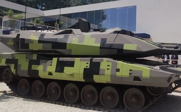 German and French New Tanks Debut German "Black Panther" Tank Showing ...