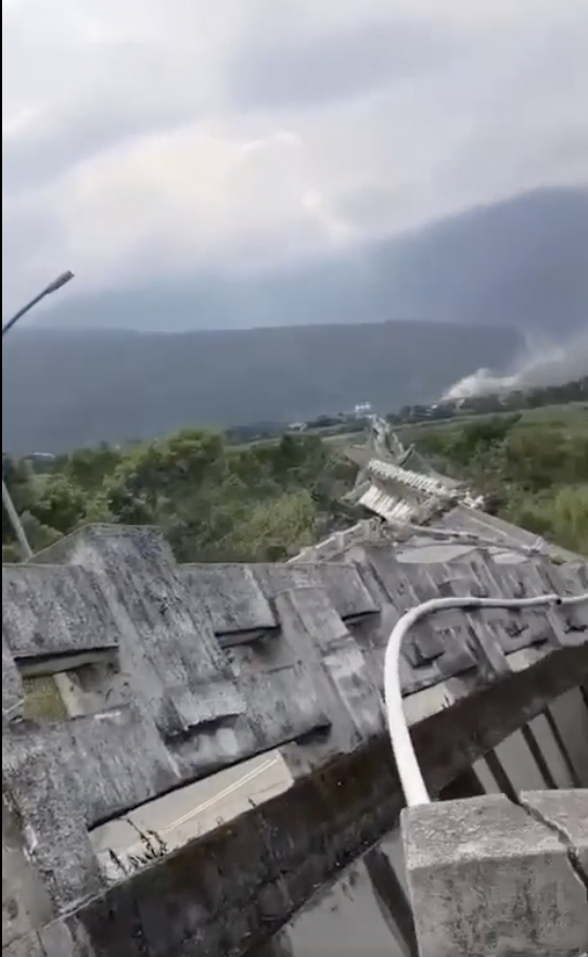 （影）6.8強震台東池上災情頻傳！高寮大橋再斷裂、大樓倒塌、自強翻車險出軌 | 社會 | Newtalk新聞