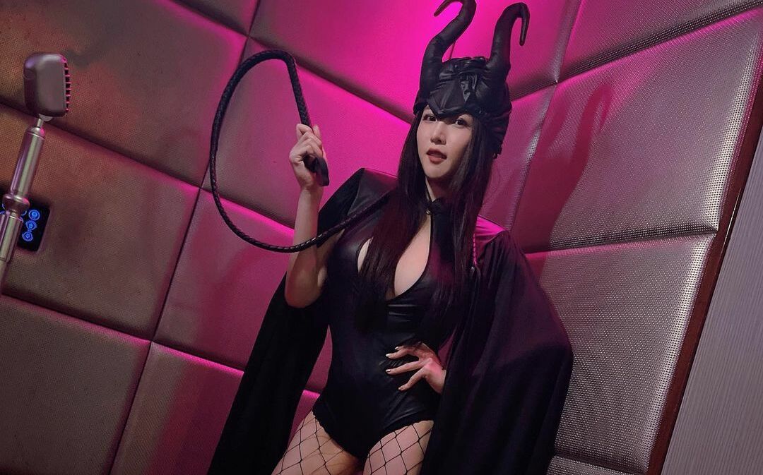 國光女神許薇安Cos「最兇黑魔女」！胸口開大洞狂露半球 | 網紅 | Newtalk新聞