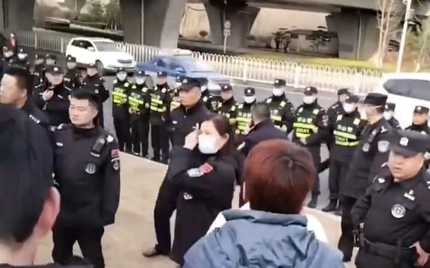 (影) 無所不用其極！ 中國打壓群眾抗議 不惜停運地鐵、公車 派出特警鎮壓 | 中國 | Newtalk新聞