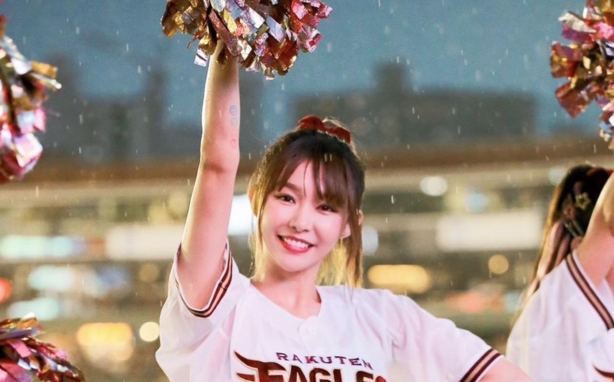 Yuri赴日球場表演慘摔！腿踢太高「四腳朝天」畫面曝光 | 網紅 | Newtalk新聞