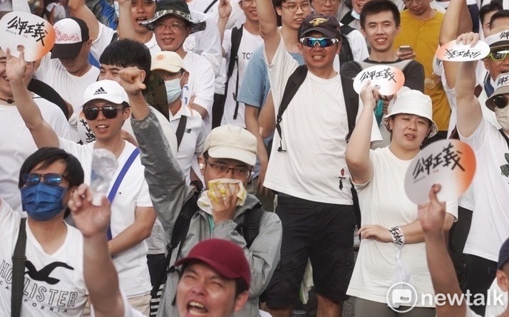 716遊行要找到女生「男上加男」？不只參加還積極舉標語 女網紅也到場 | 政治 | Newtalk新聞