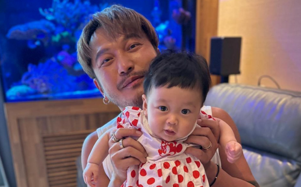 KID兒子8個月大！玩遊戲「1危險動作」網嚇壞：小心脖子 | 娛樂 | Newtalk新聞