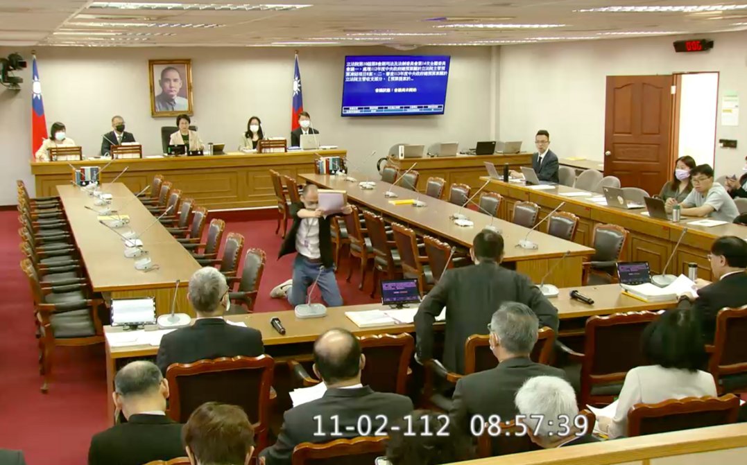 立院員工在委員會「下跪爬行」陳情 調查小組明啟動調查 | 政治 | Newtalk新聞