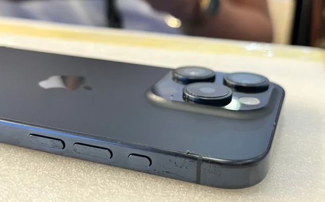 iPhone 15 Pro出包！「背蓋漏膠」組裝出現瑕疵 | 科技 | Newtalk新聞