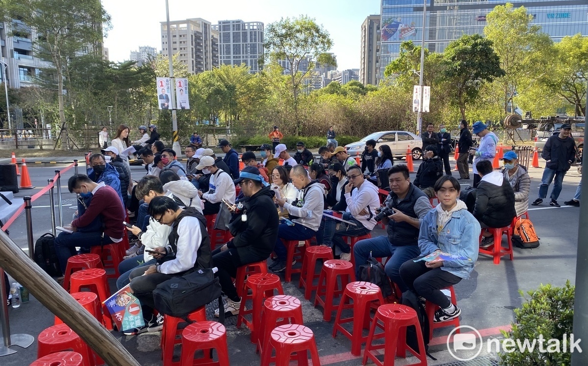 等待4點開票 支持者聚集柯文哲新莊全國競總 | 政治 | Newtalk新聞