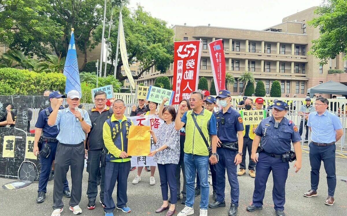 工鬥團體赴政院抗議 要政府保證勞保改革不砍給付 | 政治 | Newtalk新聞