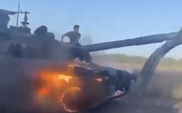 (影) 俄坦克裝籠子也防不了! 烏無人機超會鑽 左飄右移進艙口 T-90M爆炸噴火 | 國際 | Newtalk新聞