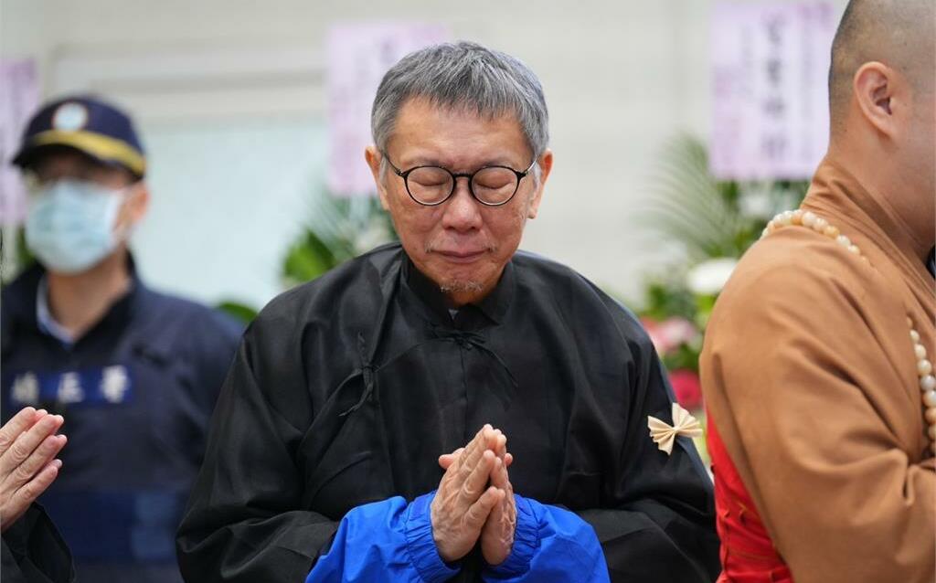 長孫柯傅堯現身告別式 小草們舉牌：謝謝柯爸給我們這麼好的柯文哲 | 政治 | Newtalk新聞