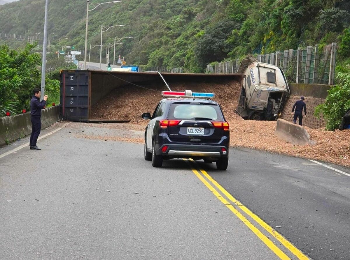 台2線大貨車翻覆道路堵死 緊急恢復單線通行了 | 社會 | Newtalk新聞