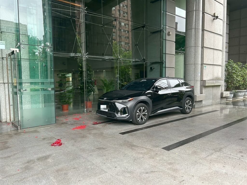 交通部大門遭人燃放鞭炮 女嫌到案說明依法送辦 | 社會 | Newtalk新聞