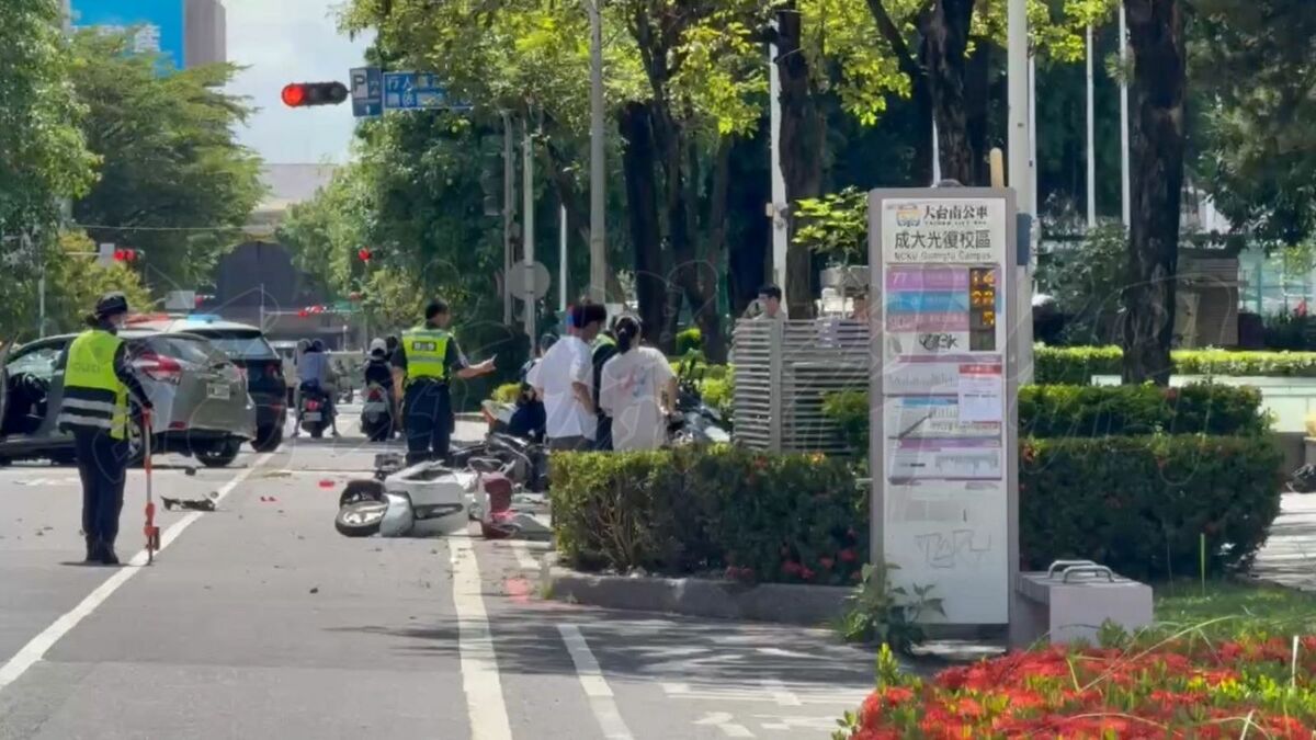 高齡駕駛又出事！台南成大旁78歲女暴衝「機車倒一排」 1人命危搶救中 | 社會 | Newtalk新聞