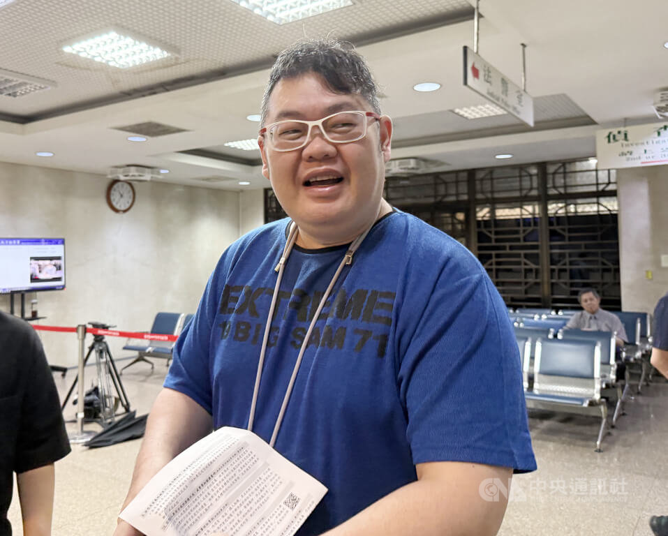 直播遭踢打潑飲料 四叉貓提告傷害赴北檢開庭 | 社會 | Newtalk新聞