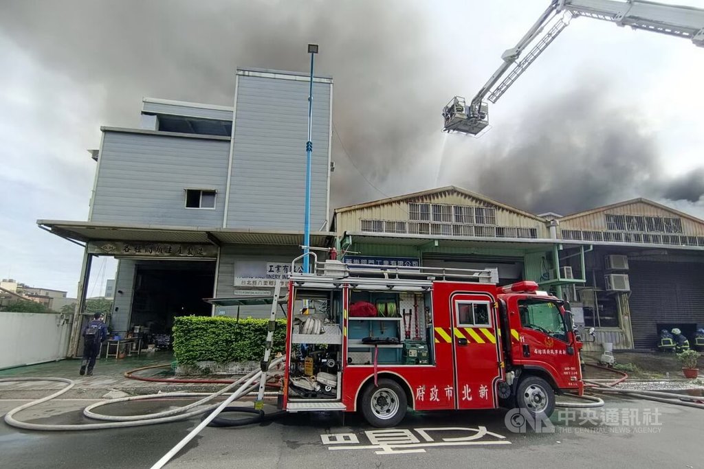 新北八里工廠火警 200多人搶救逾2小時撲滅無人傷 | 社會 | Newtalk新聞