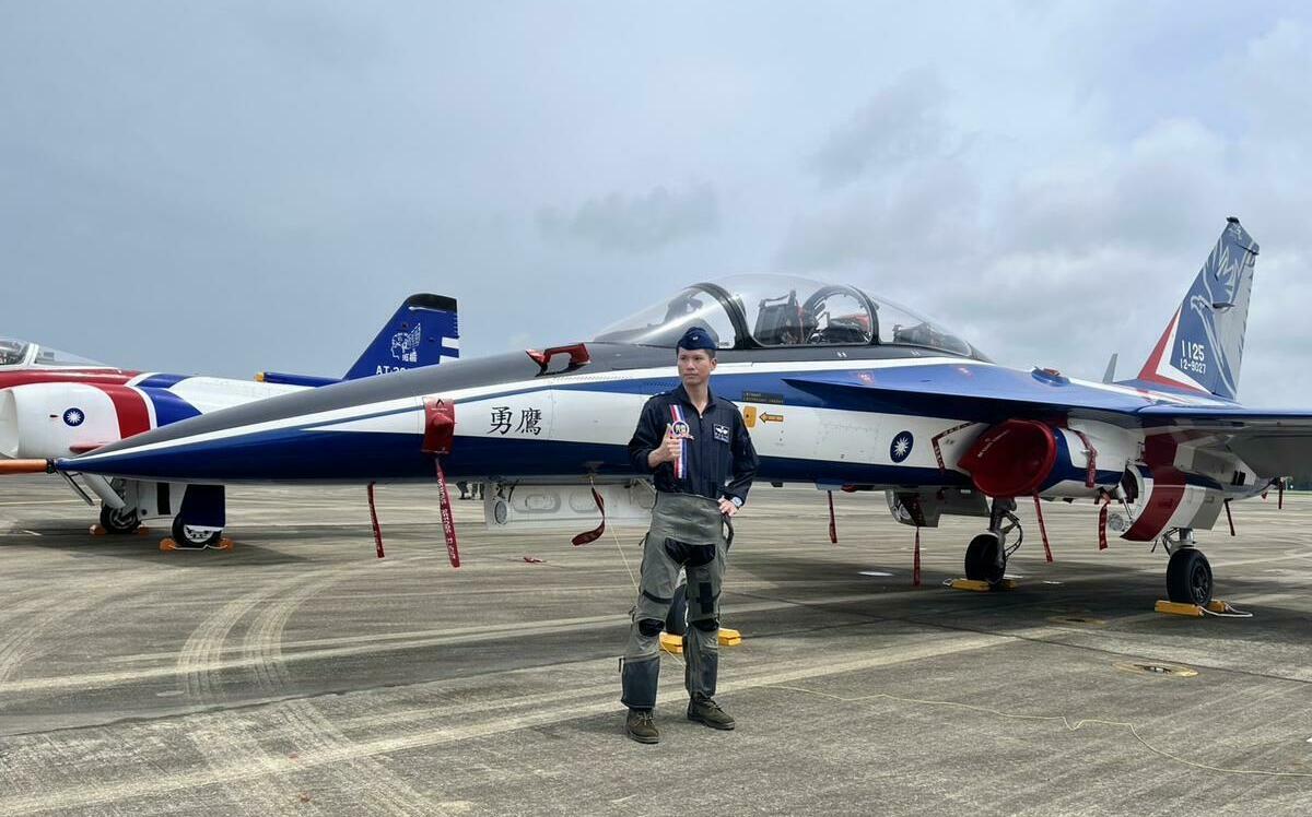 (影) 雷虎小組交接！勇鷹高教機噴煙展演 象徵國機國造成果 | 政治 | Newtalk新聞