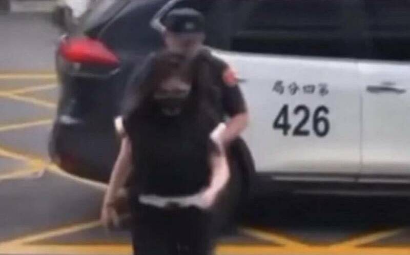 超商奧客疑似中配！遭「426」警車帶回 網驚：太巧了吧 | 社會 | Newtalk新聞