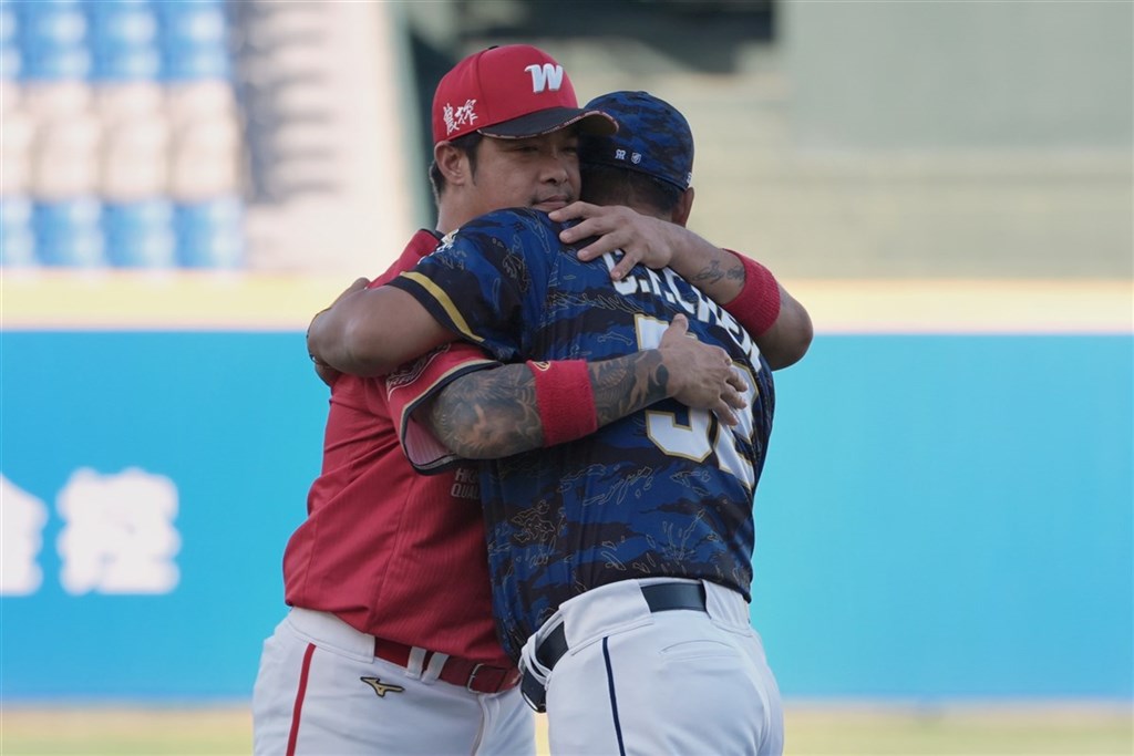 林智勝新莊終戰獲贈行動卡拉OK 鋒總送上擁抱 | 體育 | Newtalk新聞