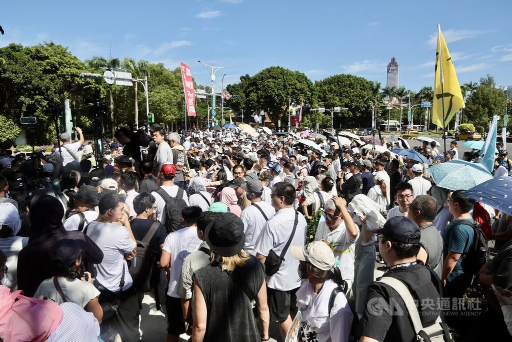 民眾黨北市街頭辦活動 遭警方舉牌制止 | 社會 | Newtalk新聞