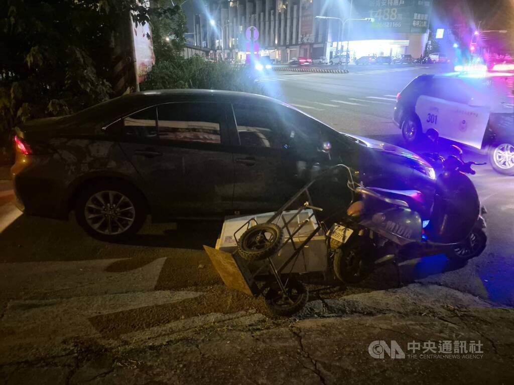無牌二輪微電車又載冷氣機砸他車 台中男恐罰1800 | 社會 | Newtalk新聞