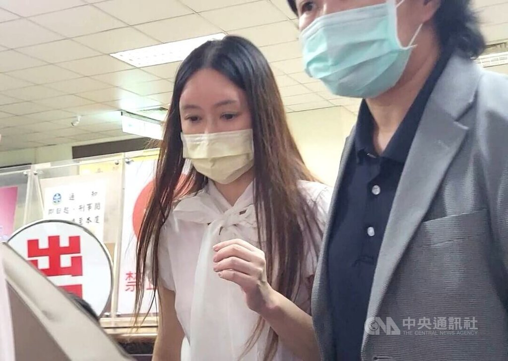 陳怡君涉貪交保100萬元 個案手機監控離開法院 | 社會 | Newtalk新聞