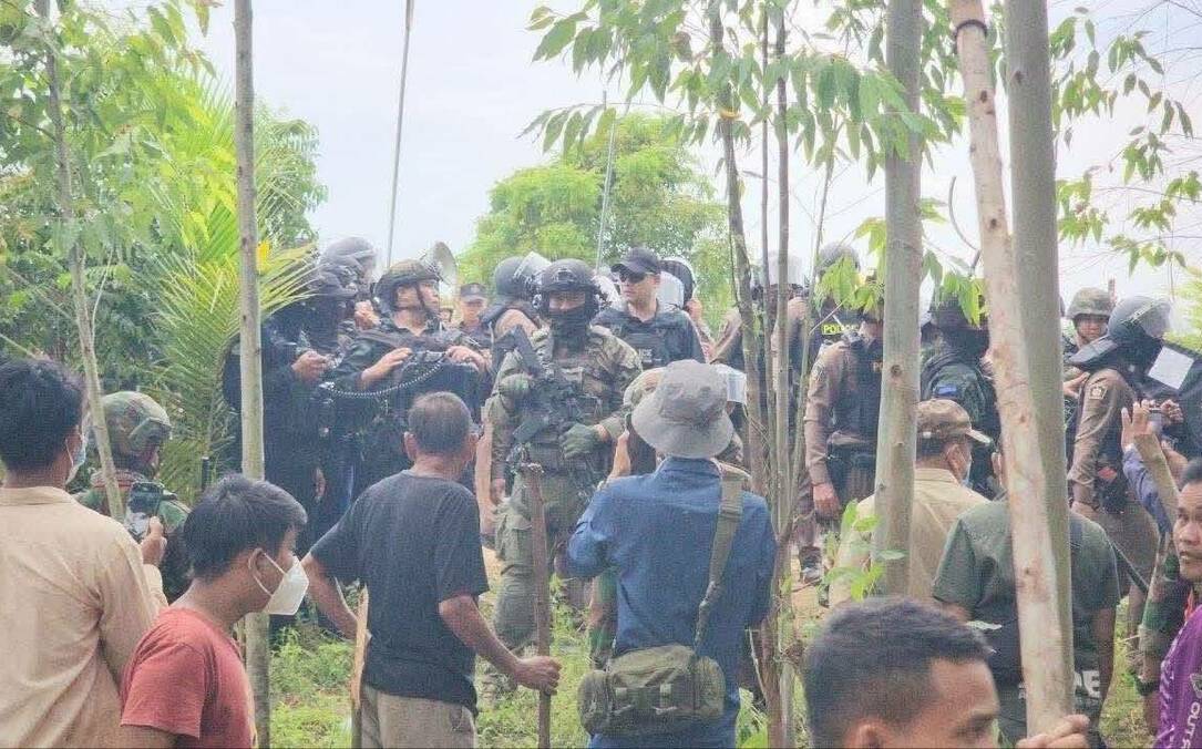 (影) 石頭vs橡膠子彈！泰柬再爆邊境衝突 柬民強拆圍欄 泰射催淚瓦斯數十傷 | 國際 | Newtalk新聞