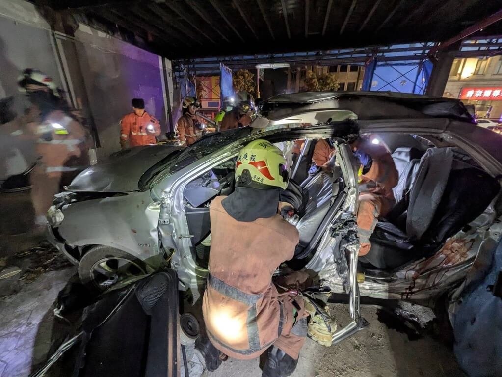 轎車載4人凌晨衝撞新竹市工地 釀2死2傷 | 社會 | Newtalk新聞
