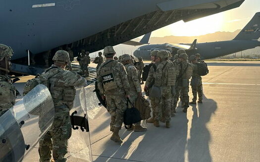 (影) ICE激烈手段惹抗議！國民警衛隊進駐芝加哥 違憲部署引爆法理戰 | 國際 | Newtalk新聞