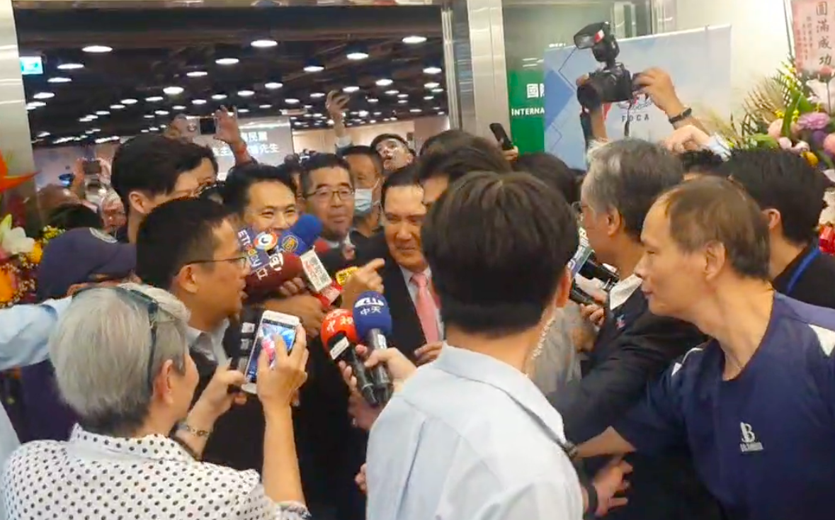 被問到誰比較勝任黨主席？ 馬英九幽默的比向「自己」 | 政治 | Newtalk新聞